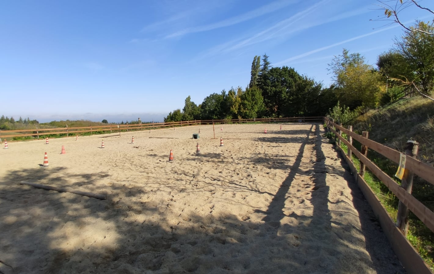 Il campo da equitazione – Tenuta i Ginepri Il campo da equitazione – Tenuta i Ginepri
